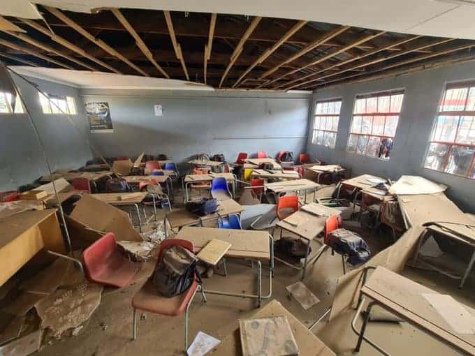 Classroom ceiling collapse leaving 18 pupils injured - Vaal Metro X-press